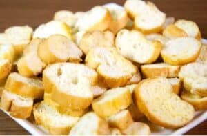 Torrada no forno econômica. Usa pão amanhecido e fica deliciosa!