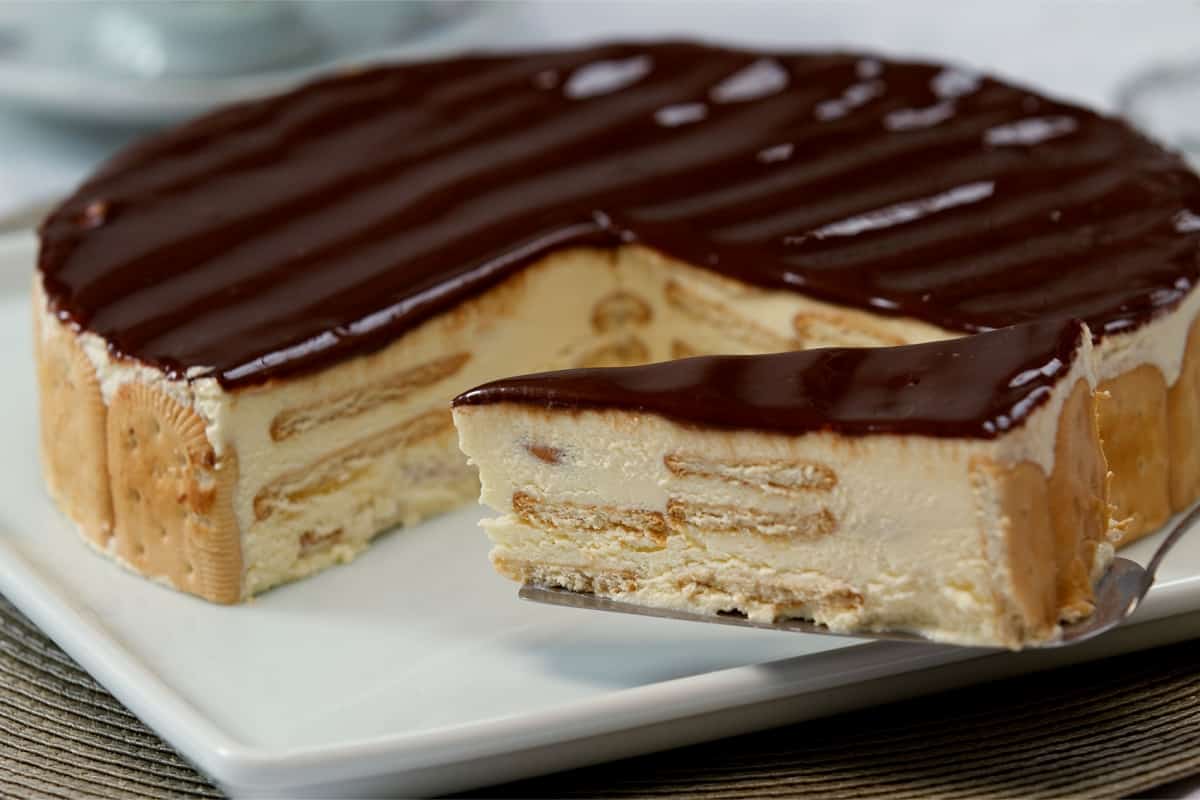 Torta alemã tradicional de vitrine de confeitaria feita de forma ...