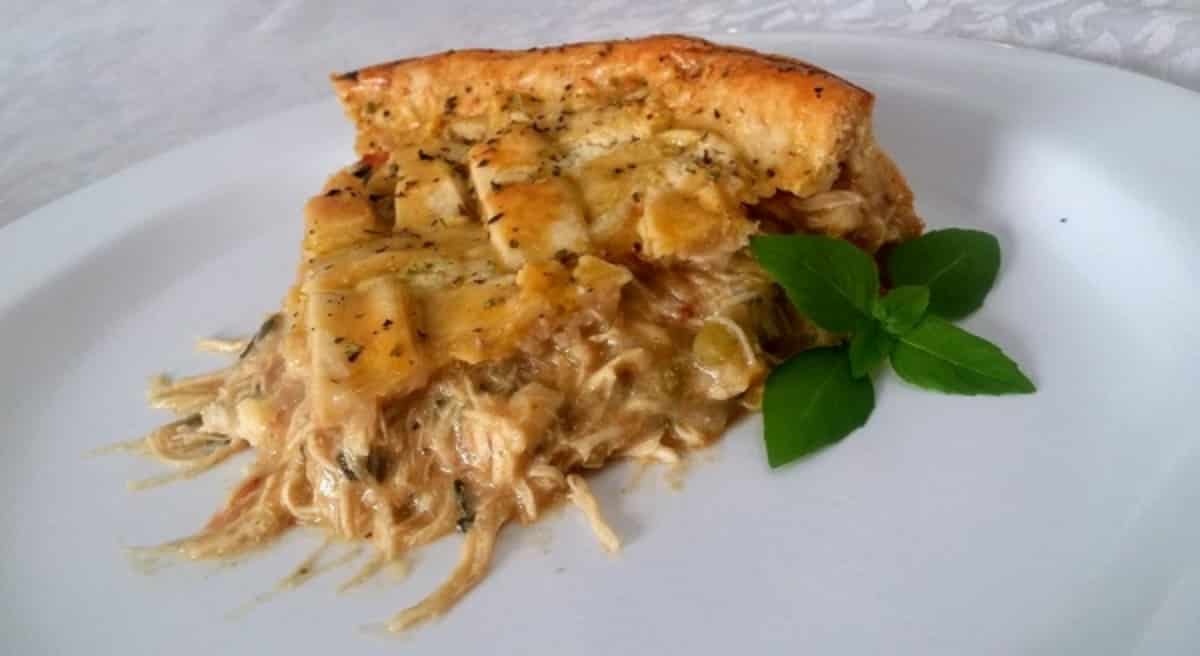 Torta de frango cremosa perfeita para o lanche ou jantar que vai ...