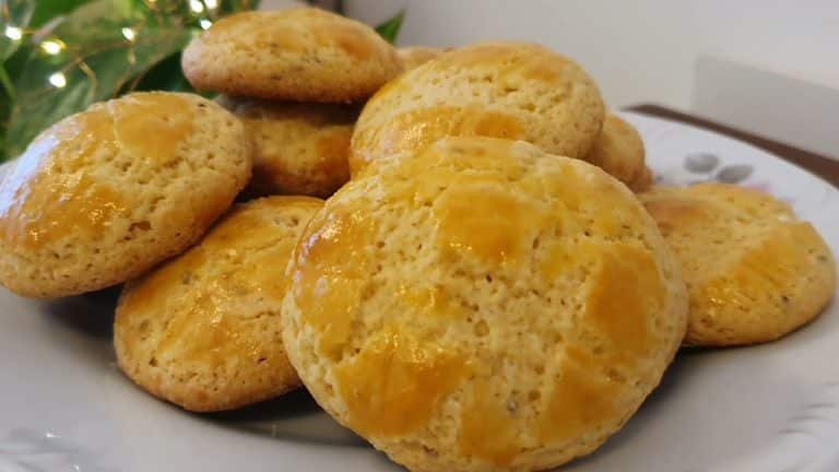 Broa de fubá de padaria ou caxambu saborosa perfeita para acompanhar ...