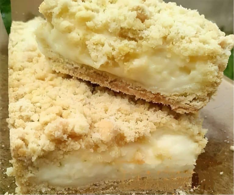 Cuca recheada com creme fácil de fazer deliciosa e perfeita para a sobremesa