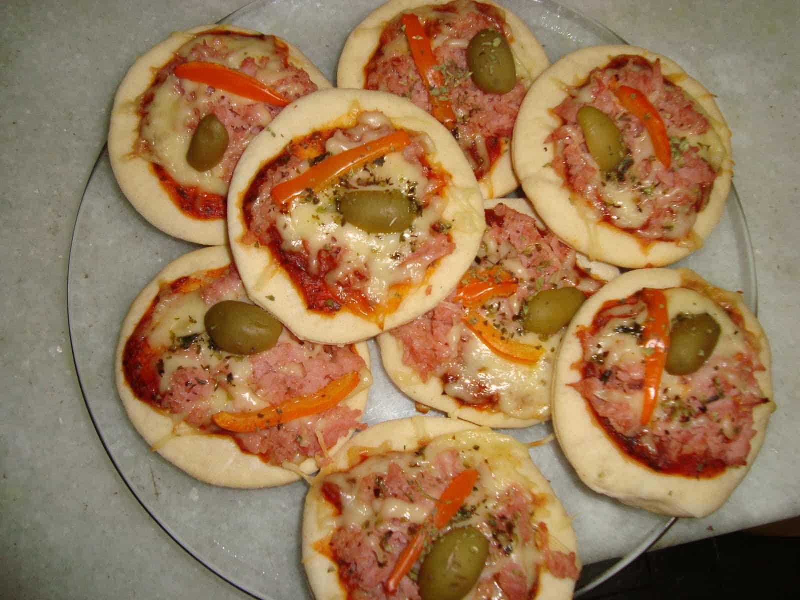 Mini pizza um lanche delicioso e fácil de fazer para comer a qualquer hora