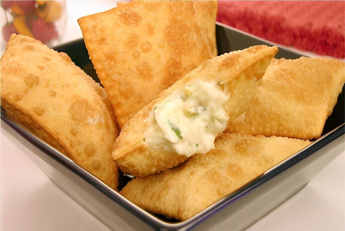 Misture esses 3 ingredientes e faça o melhor pastel que já comeu ...