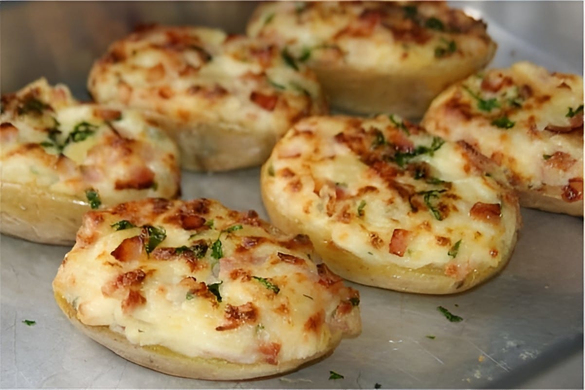 Batata recheada com presunto e queijo deliciosa assada e gratinada no forno