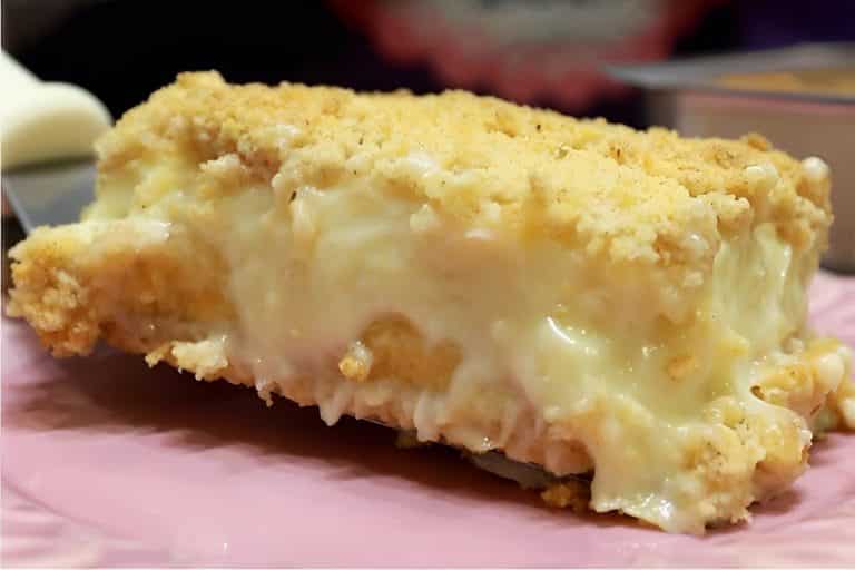 Cuca recheada com creme pra servir como lanche ou sobremesa