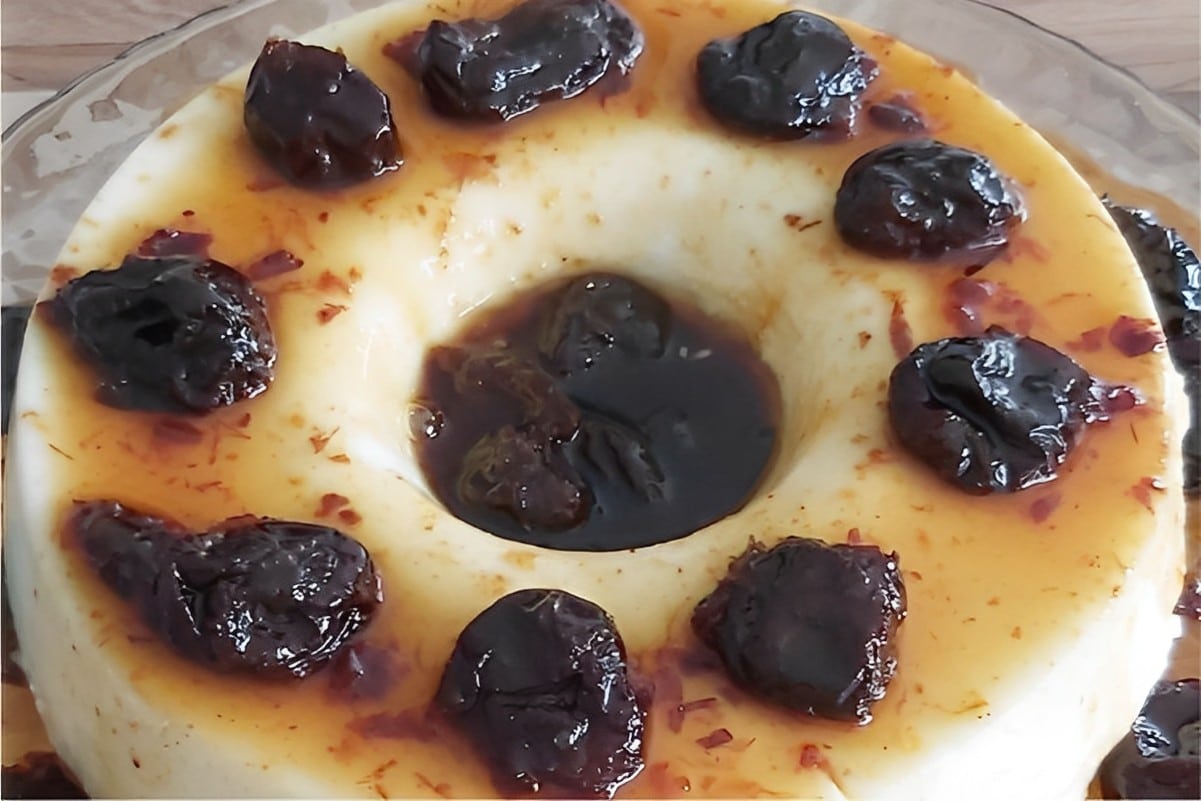 Manjar de coco com calda de ameixa uma sobremesa rápida e deliciosa