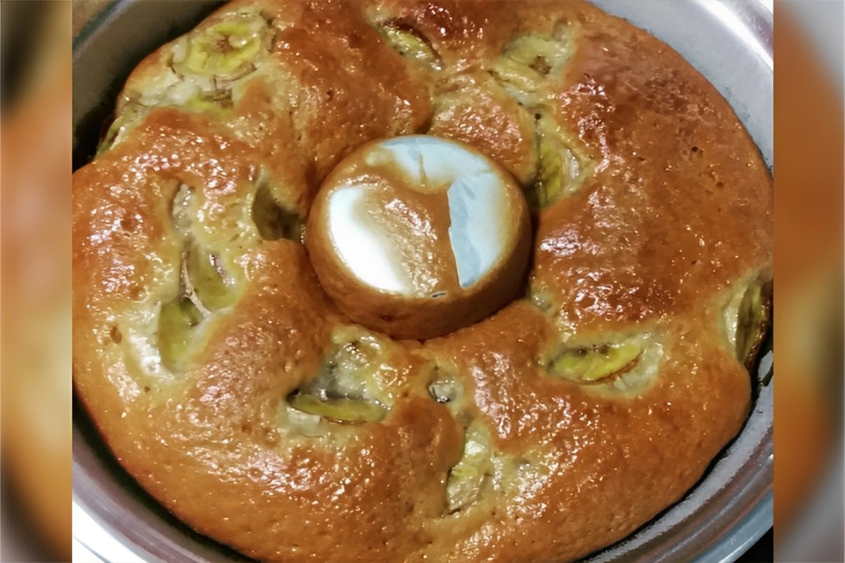 Bolo de banana simples com pedaços da fruta misturados na massa bem ...
