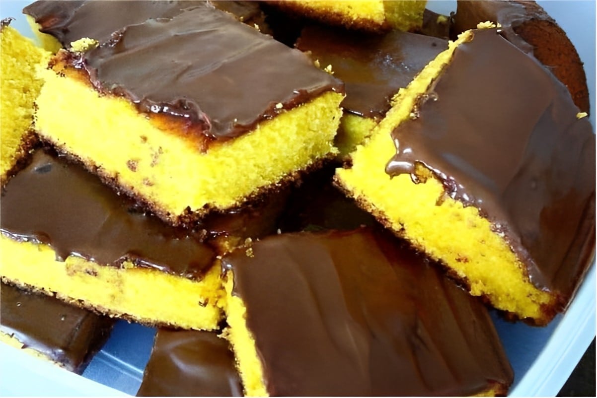 Bolo de cenoura da fazenda com cobertura de chocolate igual servido em ...