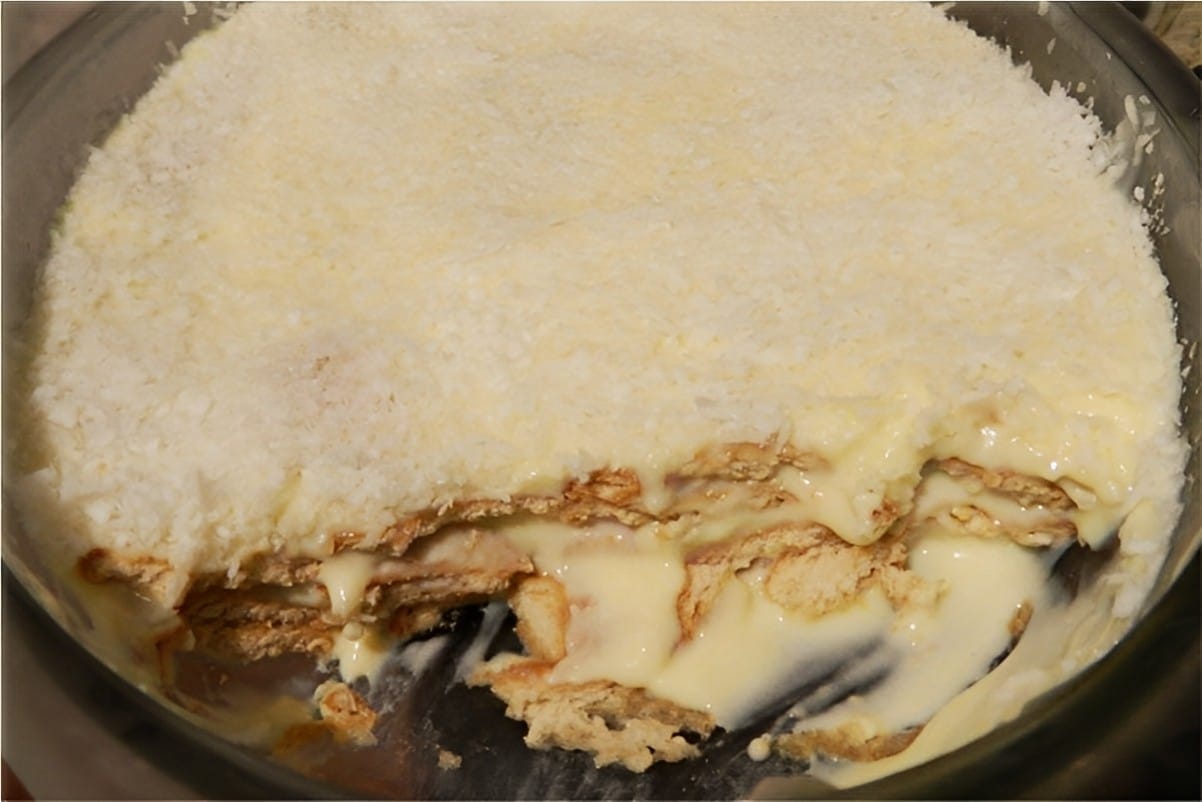 Pavê de bolacha com coco feito com creme de leite condensado e bolacha ...