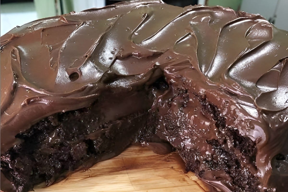 Bolo de chocolate molhadinho com recheio e cobertura para sua festinha ...