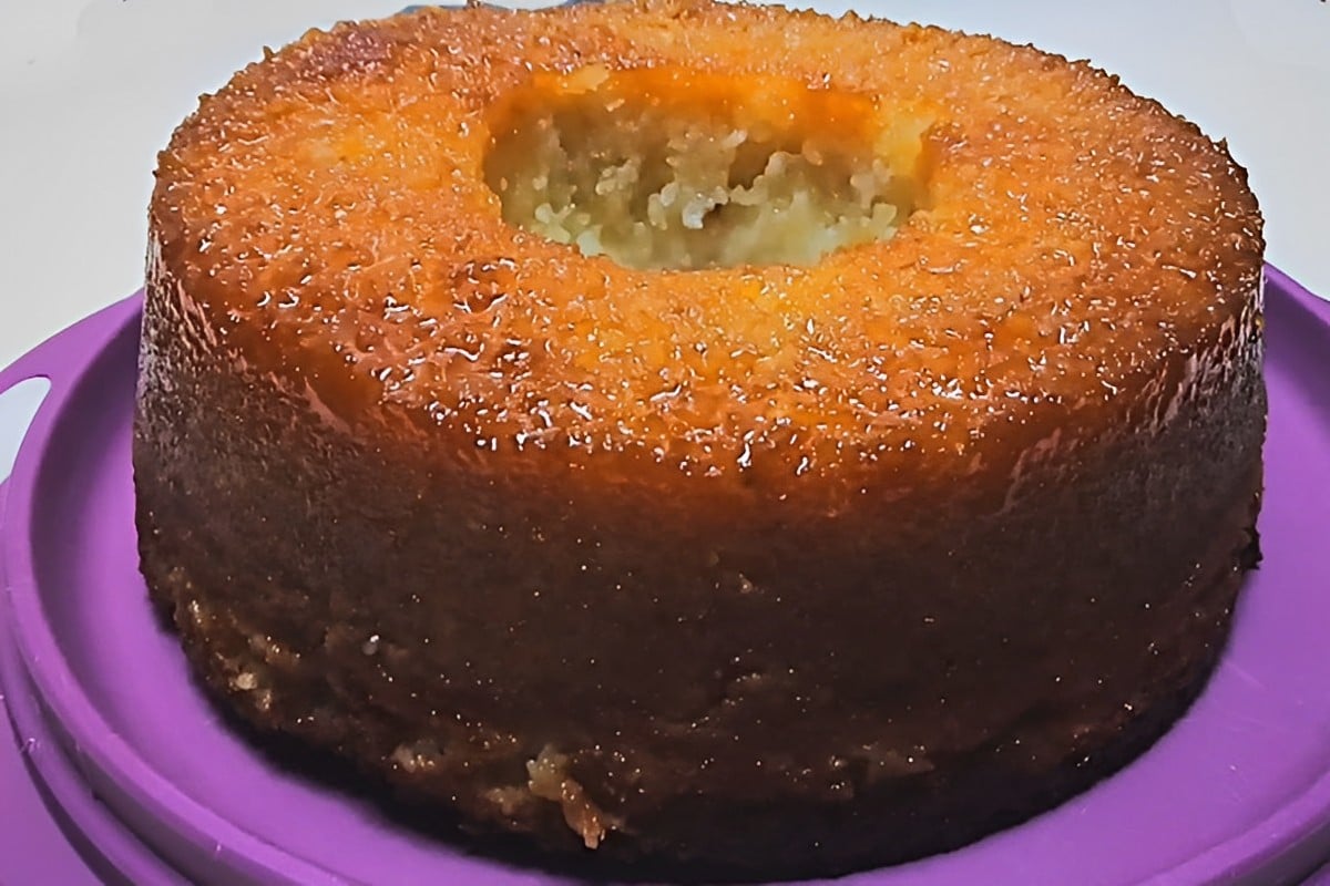 Bolo de mandioca com coco fácil delicioso e perfeito para o seu café