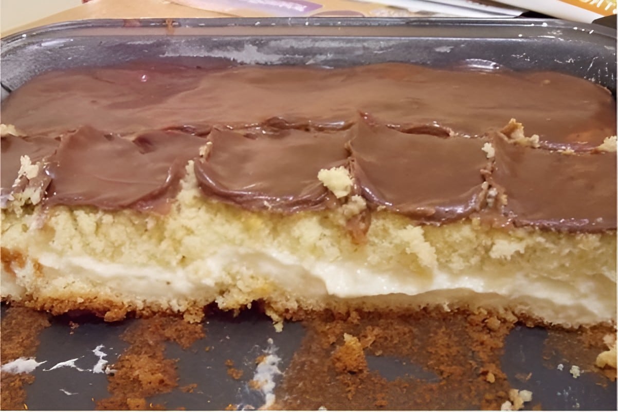 Esse bolo é mágico ele é o bolo que já sai do forno recheado pronto ...