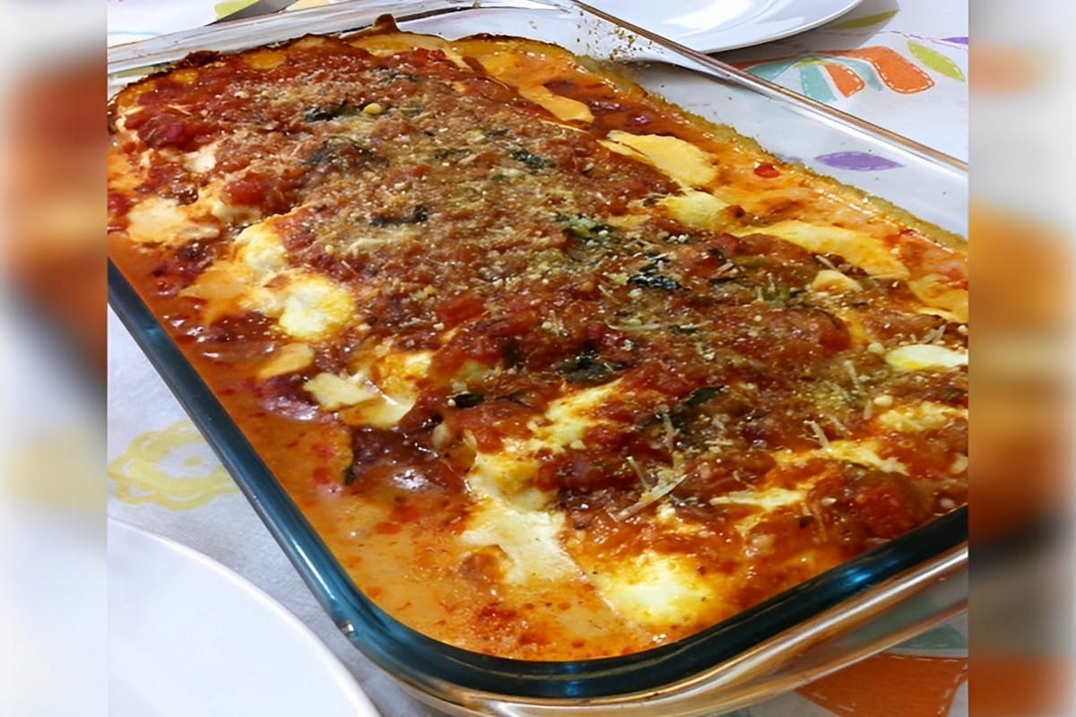 Canelone de presunto e queijo com molho branco e molho de tomate uma ...
