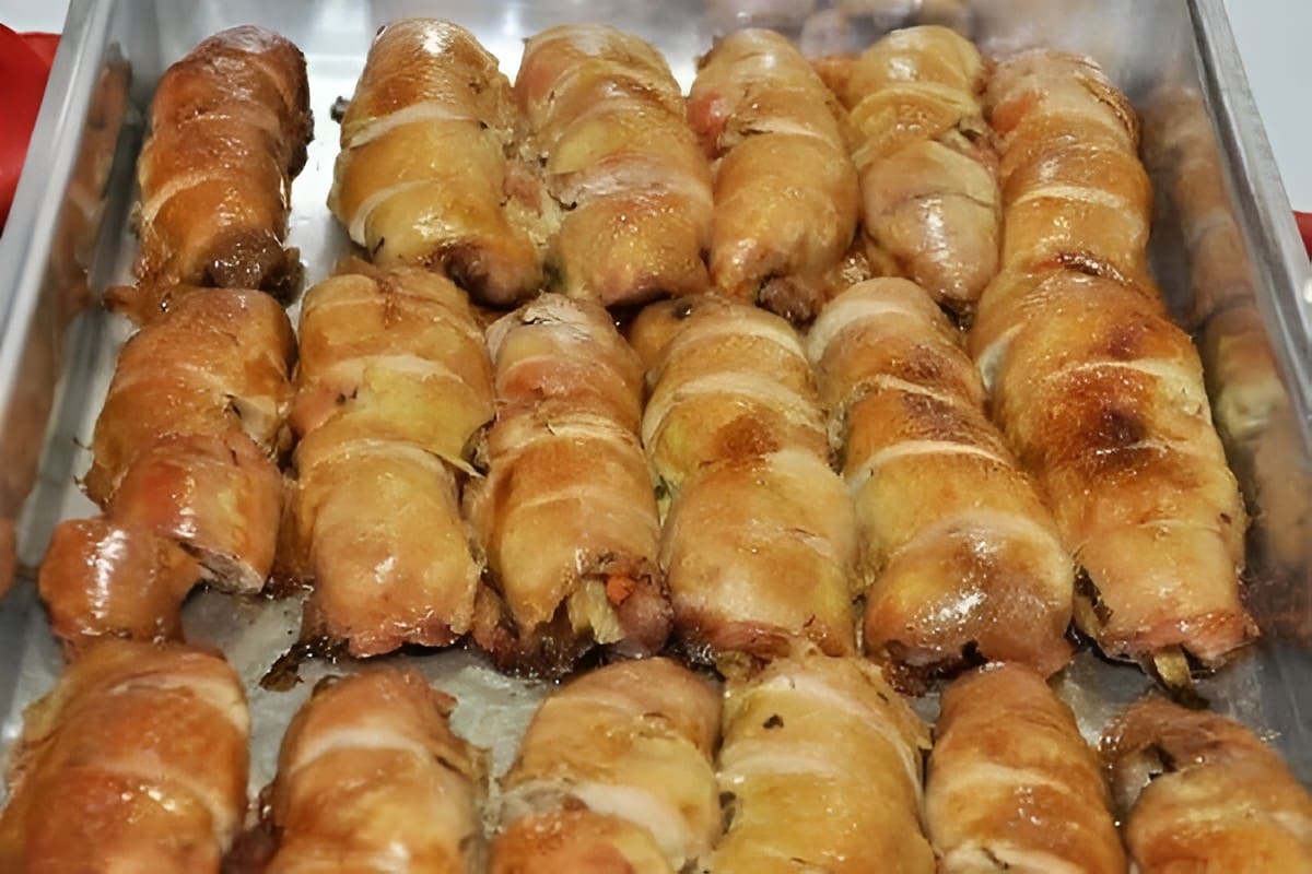 Filé de frango à rolê com recheio de bacon pimentão e cenoura uma delícia