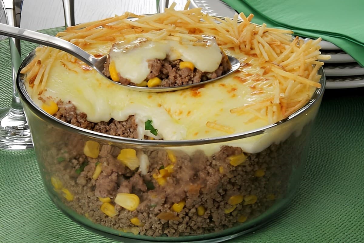 Fricassé de carne moída com milho uma refeição completa dentro de uma ...