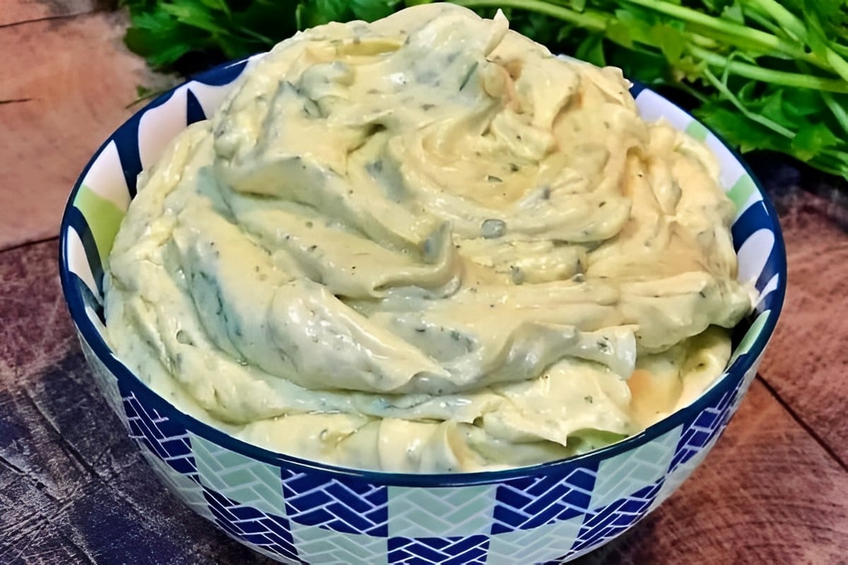 Maionese caseira temperada para hambúrguer e saladas receita de ...