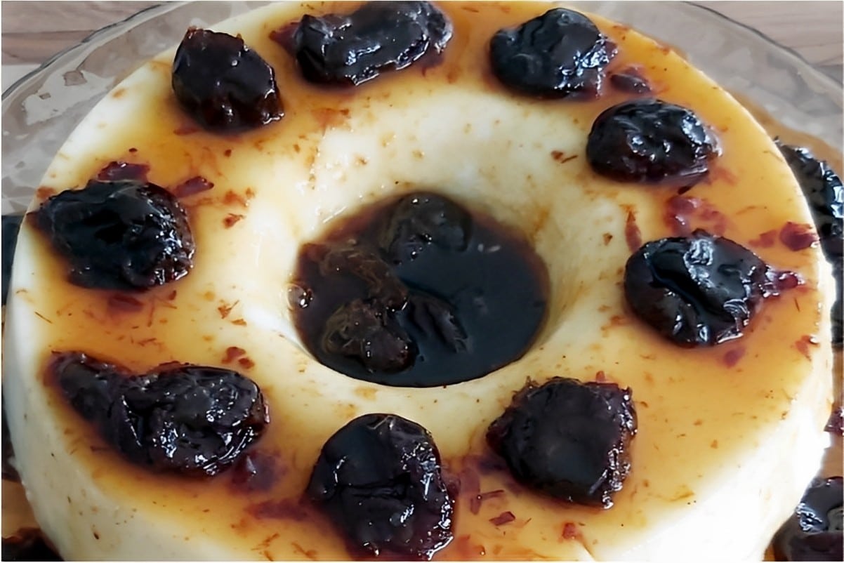 Manjar dos deuses um manjar de coco com calda de ameixas delicioso e ...