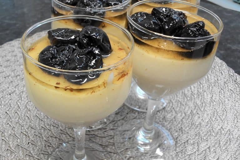 Manjar de coco com calda de ameixa na taça uma sobremesa prática e gostosa