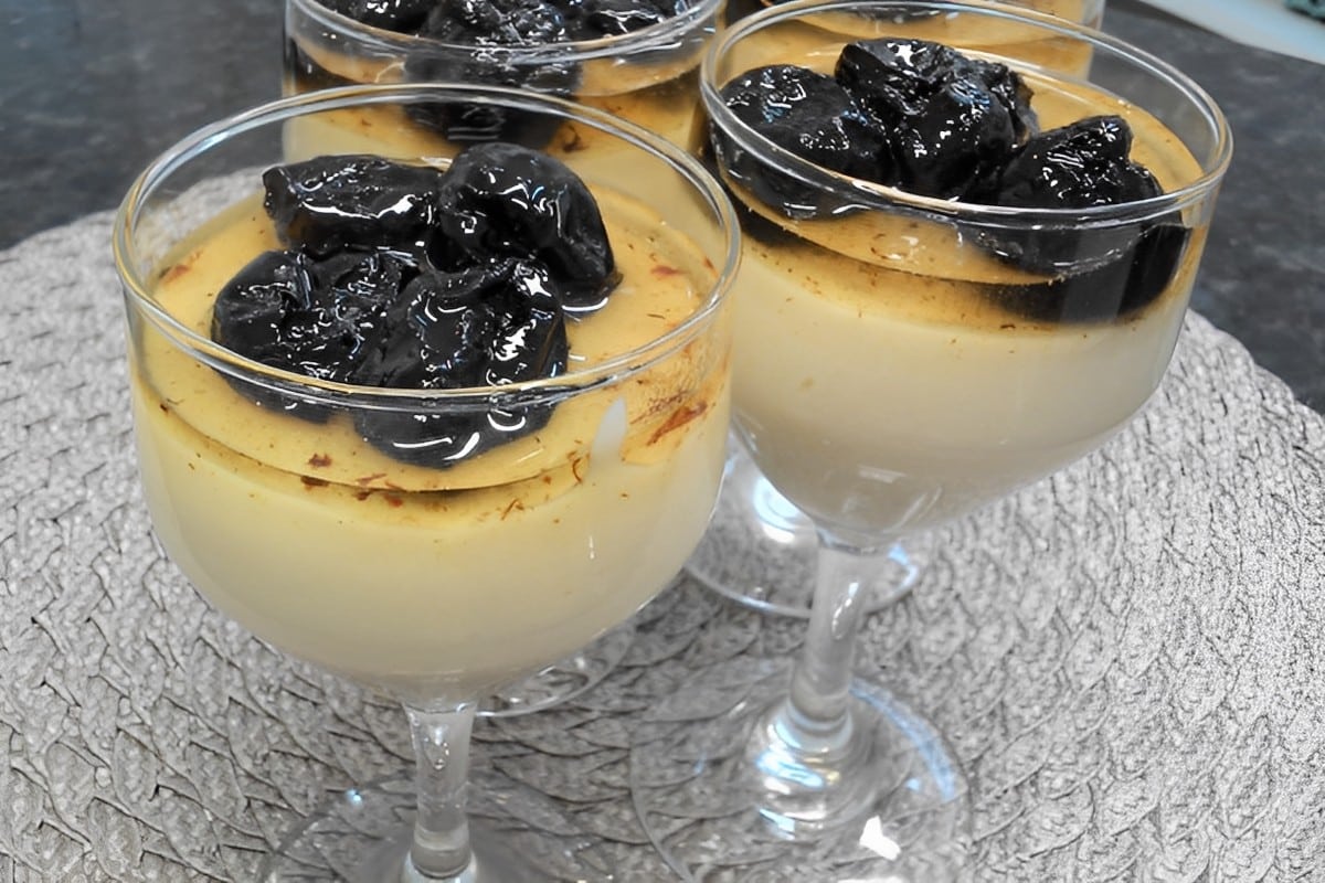 Manjar de coco com calda de ameixa na taça uma sobremesa prática e gostosa