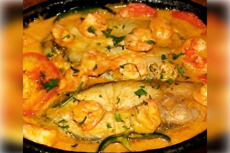 Moqueca de peixe com camarão feita no forno muito fácil de preparar