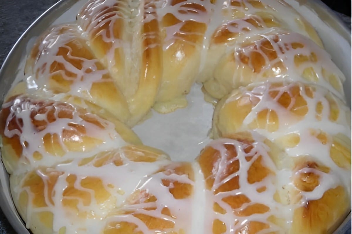 Rosca doce caseira com cobertura de leite de coco fácil e fica muito ...