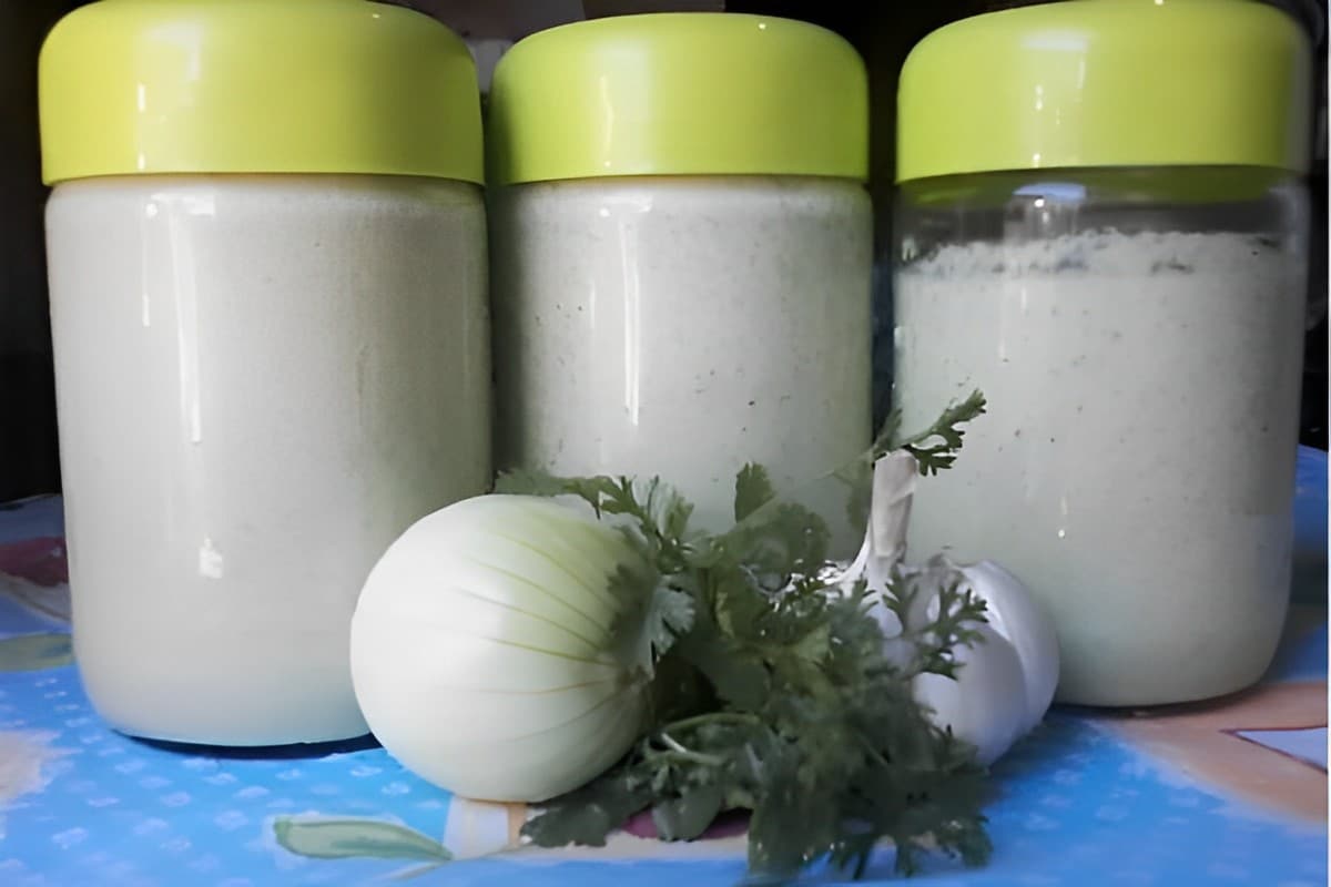 Tempero caseiro com alho para fazer armazenar na geladeira e utilizar ...