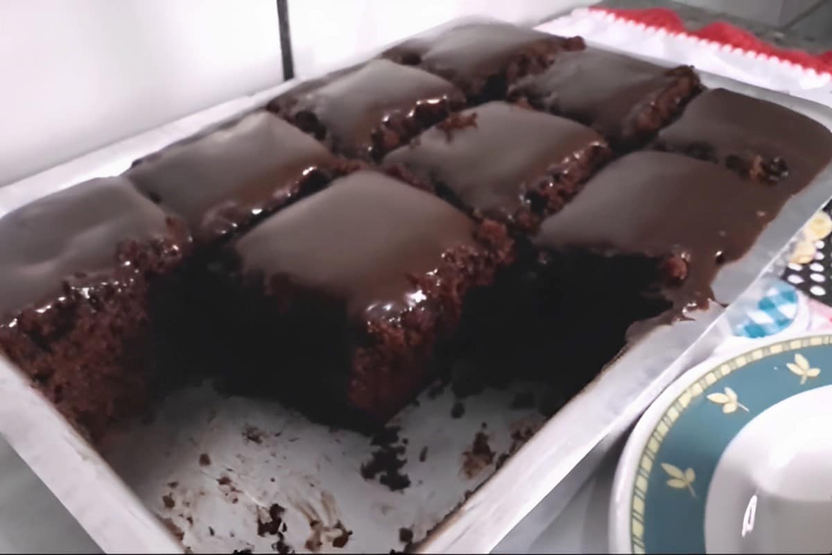Bolo de chocolate simples com cobertura perfeito para o lanche