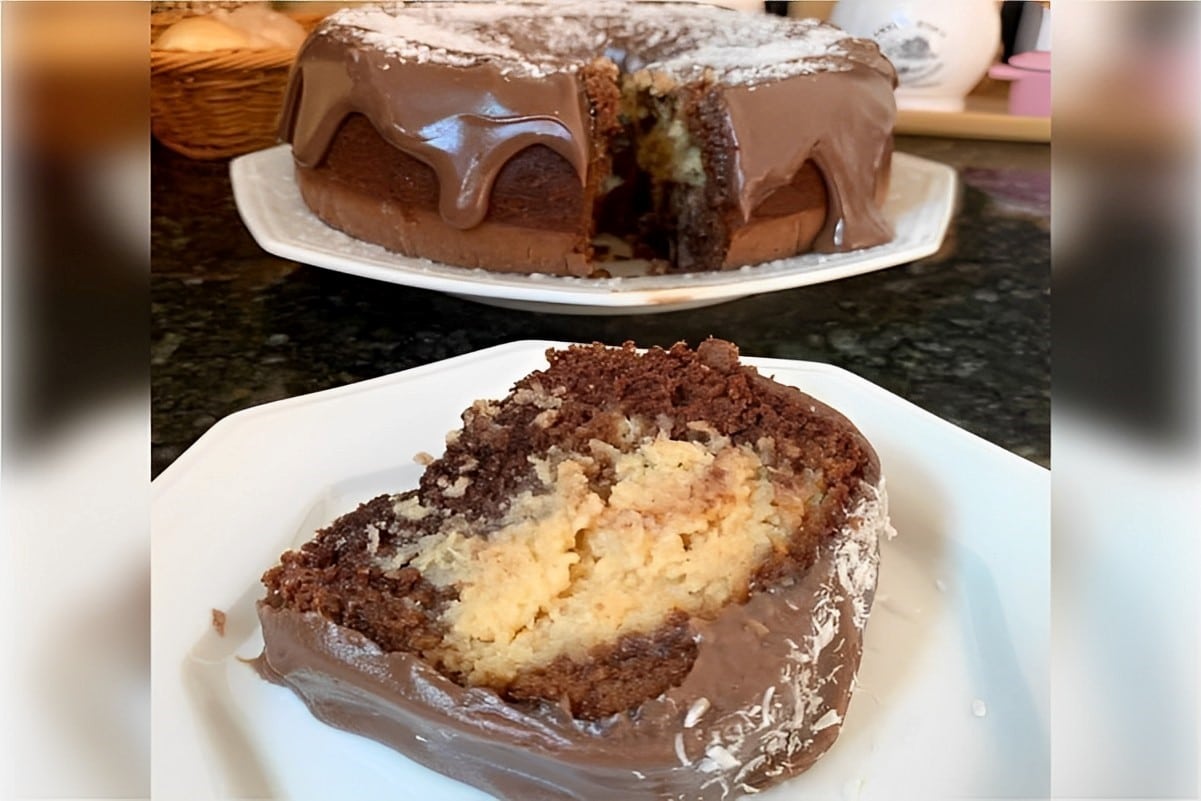 Bolo prestígio que já sai do forno recheado é só desenformar e comer