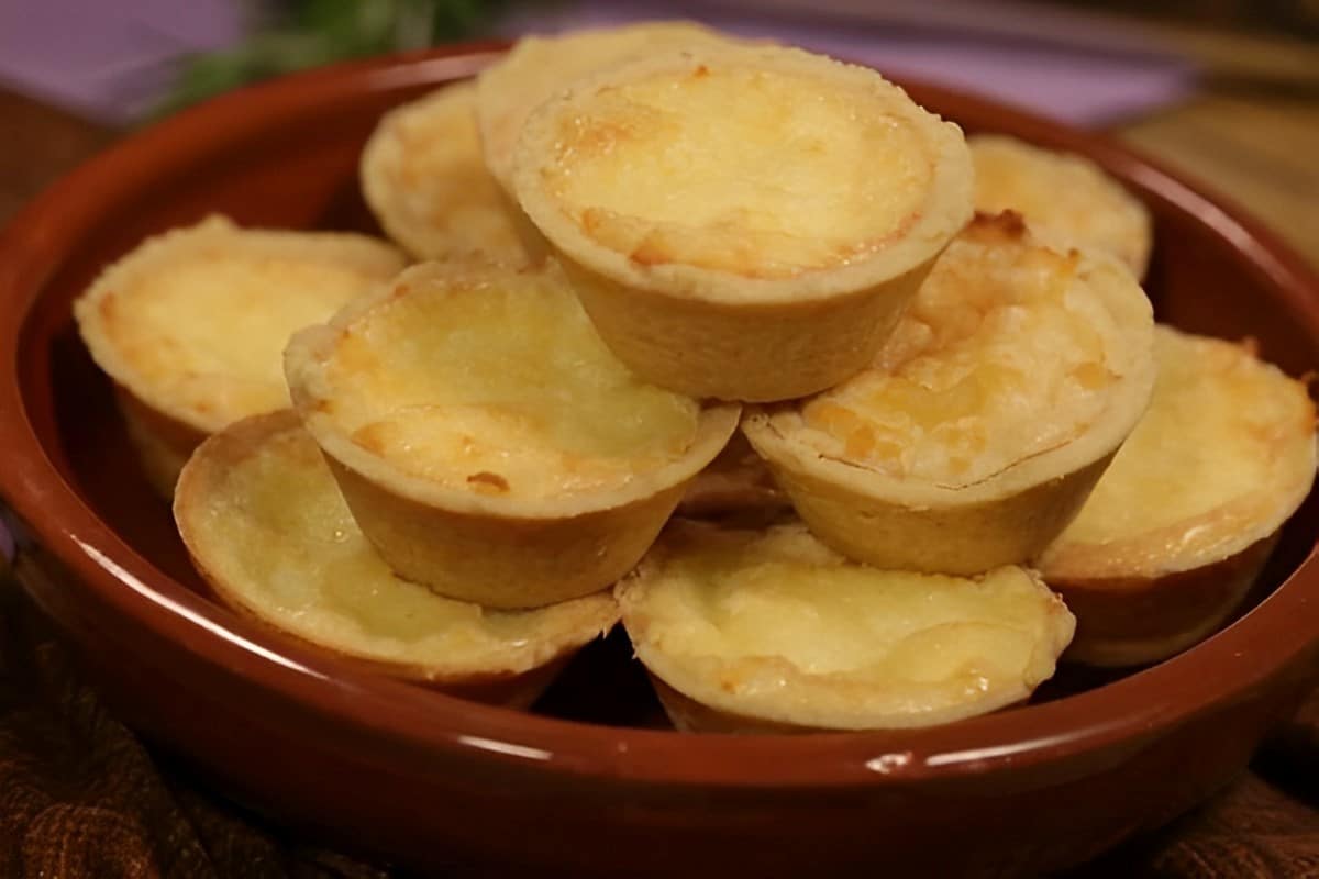 Empada de queijo cremosa prática e muito fácil de preparar um lanche ...