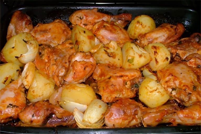 Frango assado no forno com batatas um almoço prático para toda família