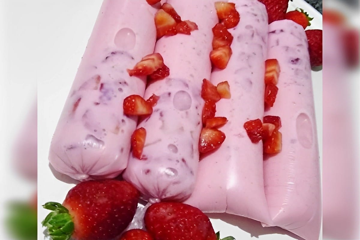 Geladinho de morango com a fruta cremoso e refrescante e todo mundo adora
