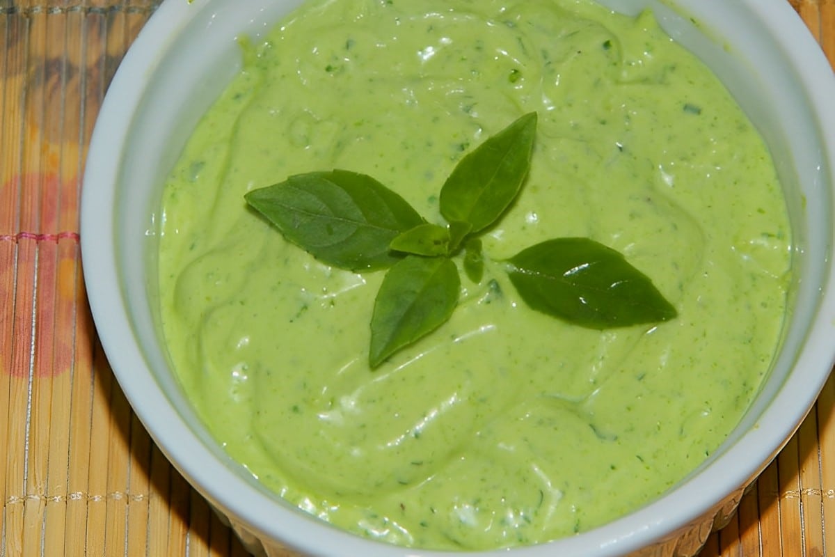 Molho verde para temperar saladas e sanduíches muito fácil e prático de ...
