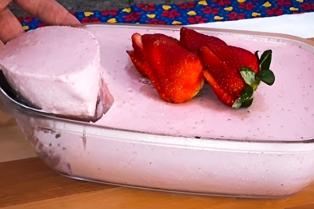 Mousse de morango natural com a fruta um sabor inigualável e delicioso