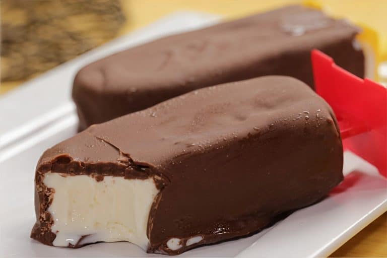 Picolé de Leite Ninho caseiro com casquinha de chocolate uma receita ...