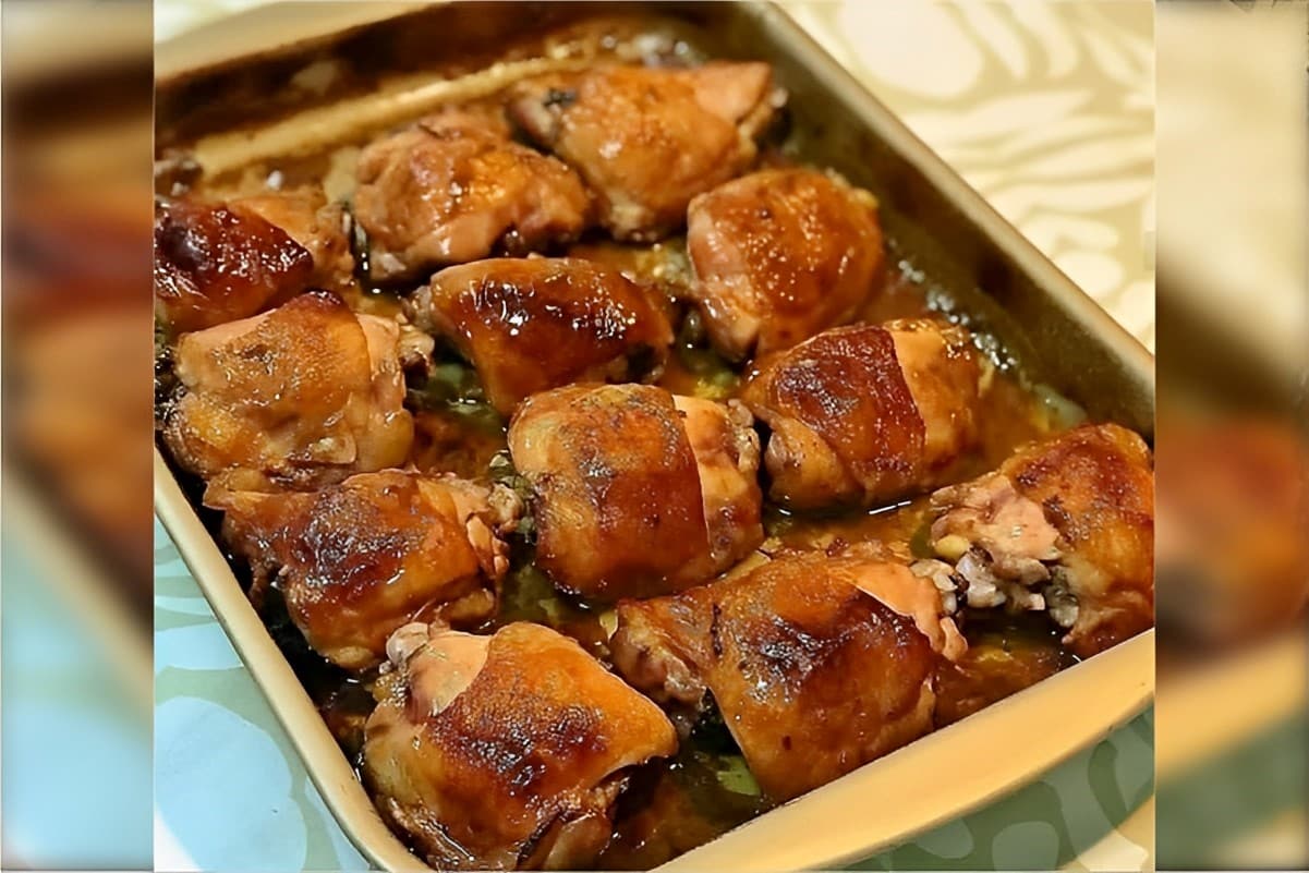 Sobrecoxa de frango assada no forno com tempero diferente você vai se ...