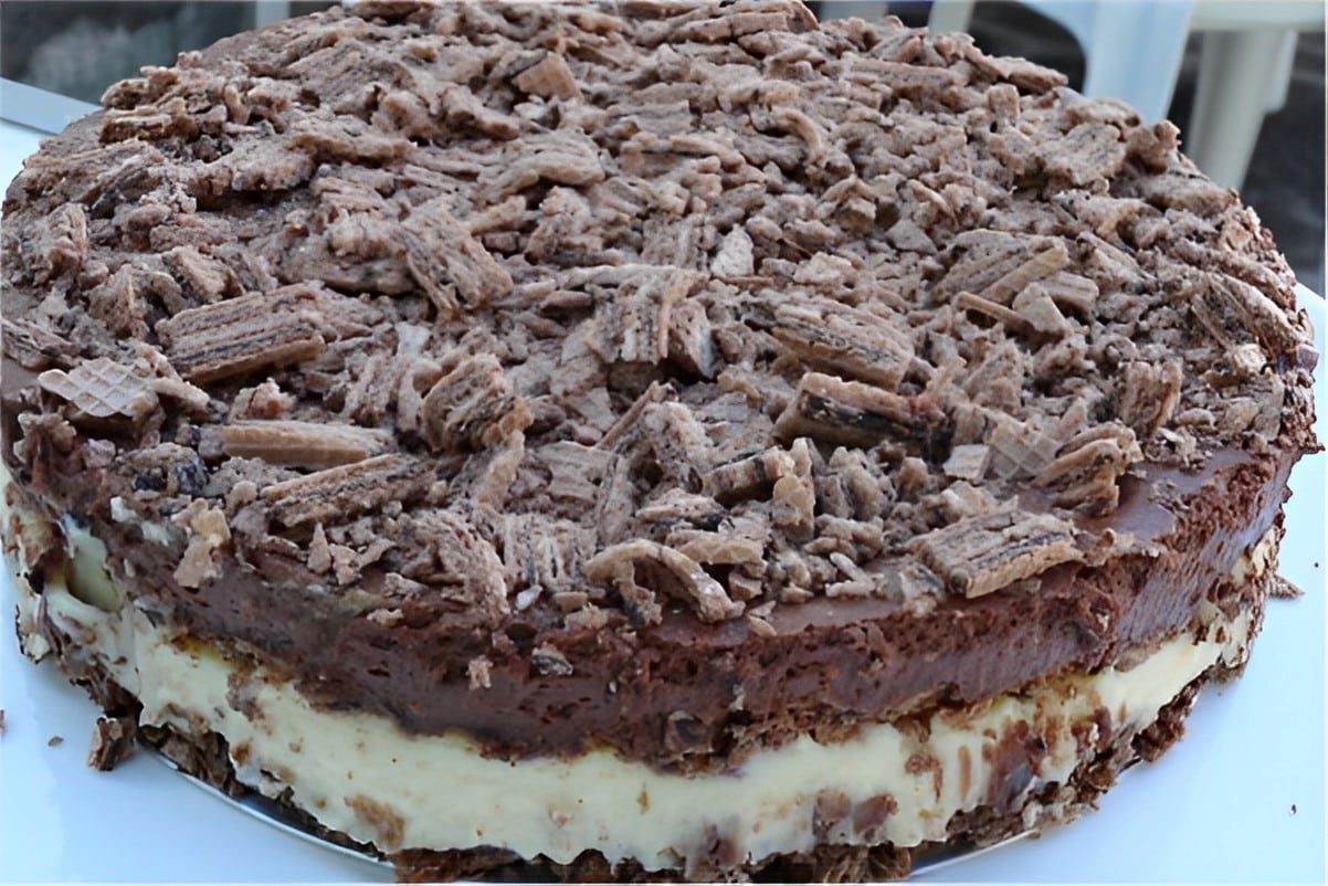 Torta de Bis com creme branco e mousse de chocolate uma delícia para ...