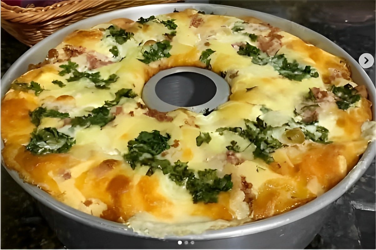 Torta de liquidificador na forma com recheio fácil e delicioso para ...