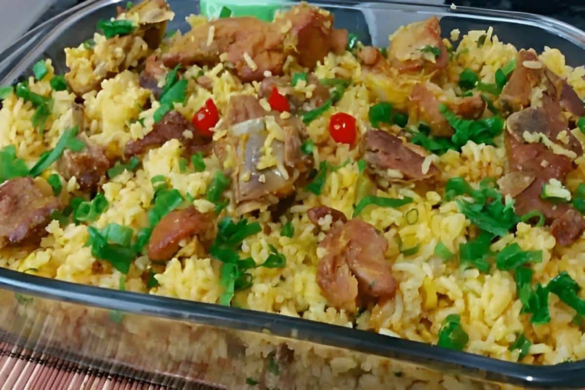 Arroz caipira com costela de porco uma refeição completa feita em uma ...