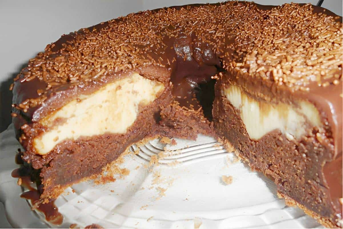 Bolo bomba de chocolate um bolo de forma redonda bem recheado e com ...