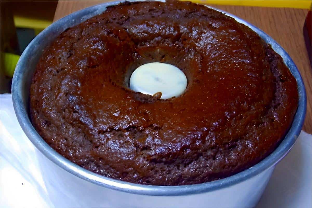 Bolo de chocolate simples da vovó para comer no café ou lanche uma delícia