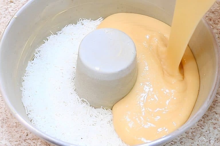 Misture coco com esses ingredientes e prepare um delicioso bolo de coco ...