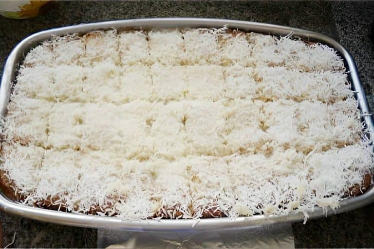 Bolo de coco gelado bem molhadinho uma delícia para lanche ou sobremesa
