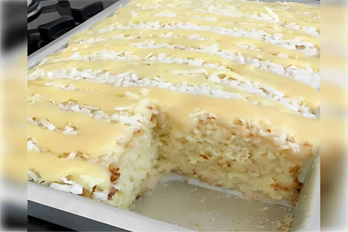 Bolo de coco molhadinho pra comer gelado com uma cobertura que é uma ...