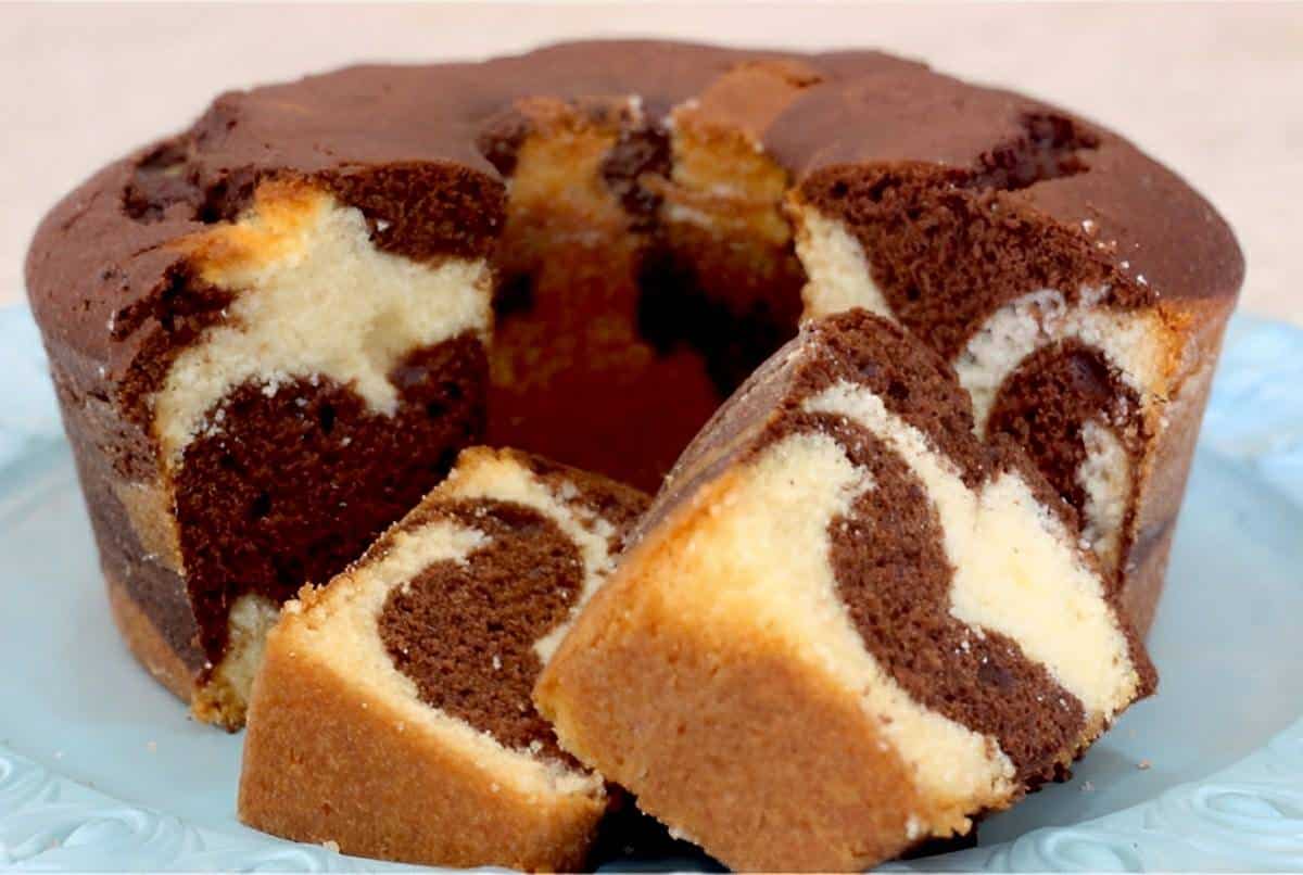 Bolo mesclado simples um bolo da vovó que mistura bolo comum com bolo ...