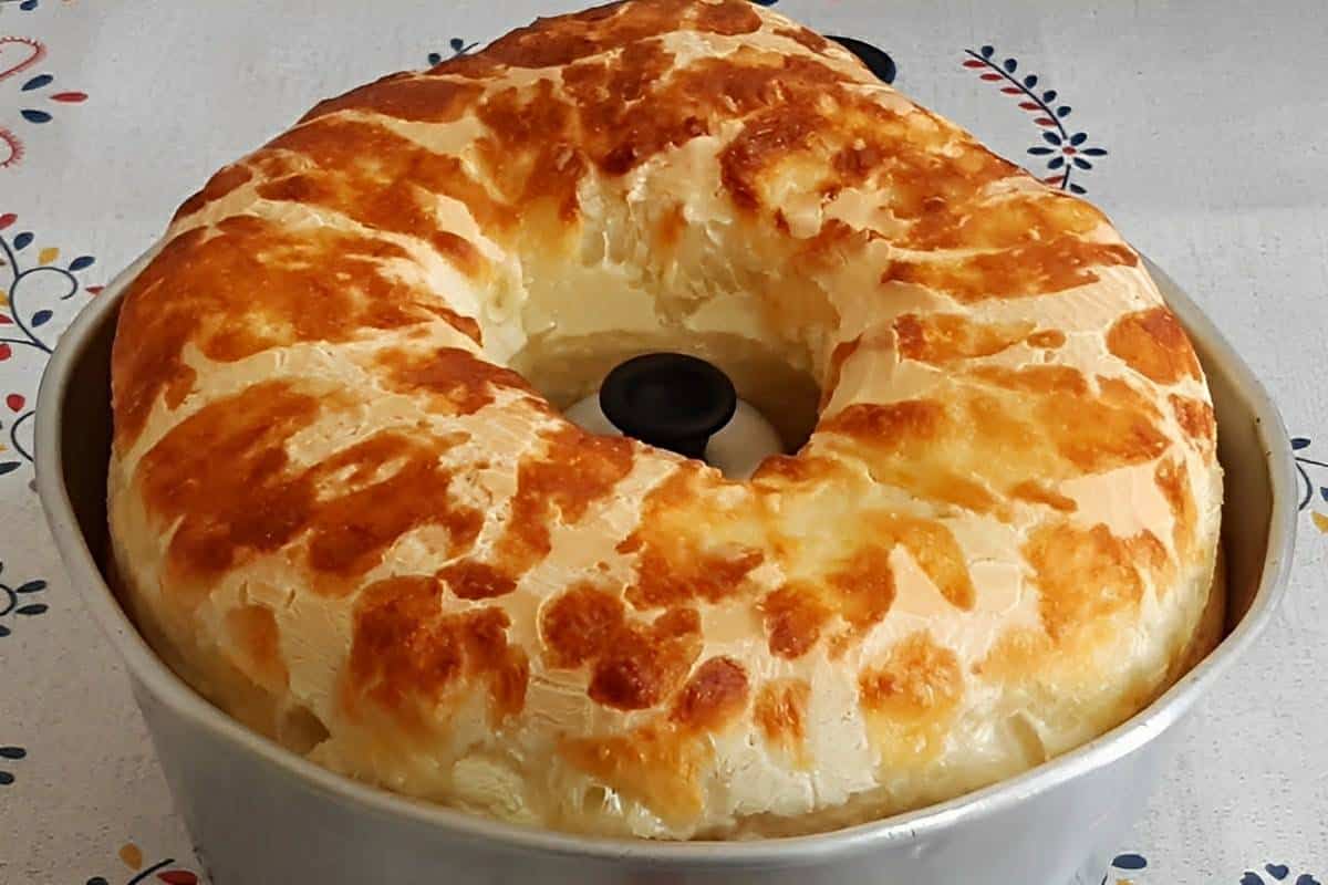 Bolo pão de queijo assado no forno crocante por fora e macio por dentro ...