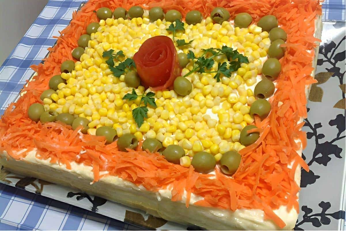 Bolo salgado com base de pão de forma e recheio de patê fácil bonito e ...