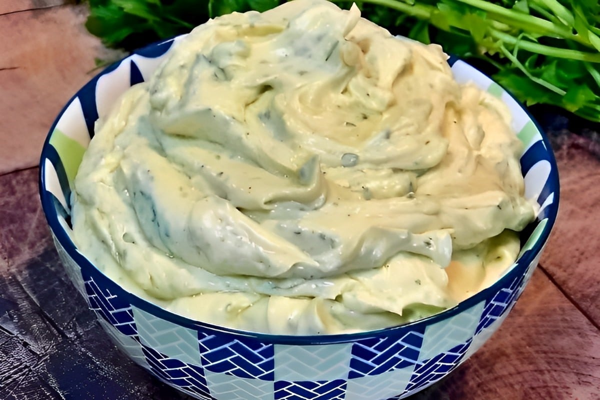 Maionese caseira temperada para lanches hambúrgueres e saladas uma delícia