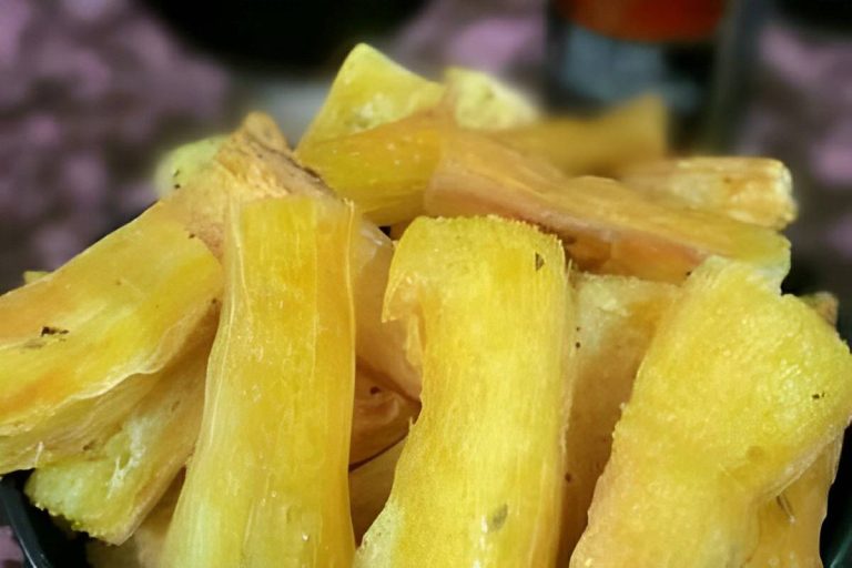 Mandioca assada na airfryer ou no forno fica macia por dentro e ...