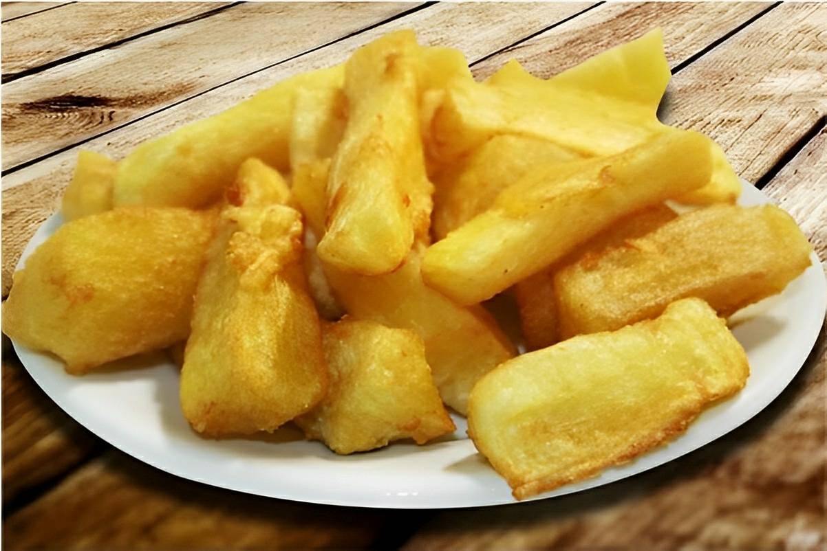 Mandioca frita macia por dentro e crocante por fora chega a derreter na ...