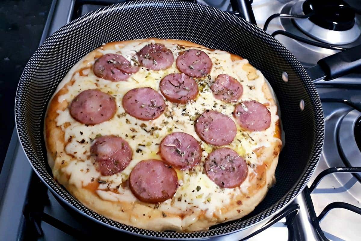 Pizza de frigideira fica pronta em 10 minutos um lanche rápido e ...
